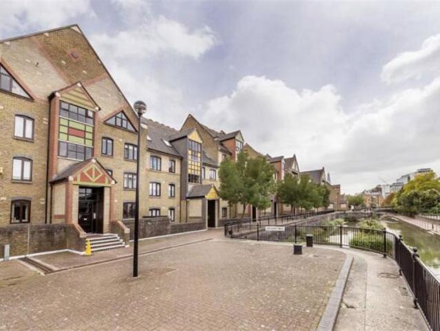 Studio flat for rent in Discovery Walk, Wapping, E1W
