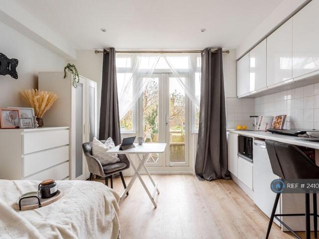 Studio flat for rent in Ditchling Road, Brighton, BN1
