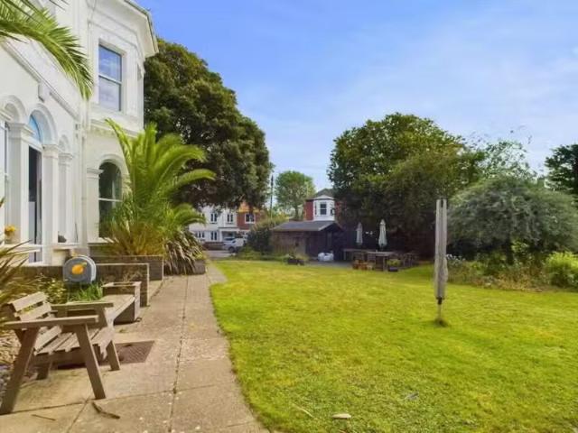 Studio flat for rent in Dolphin Court, Shelley Road, Worthing.