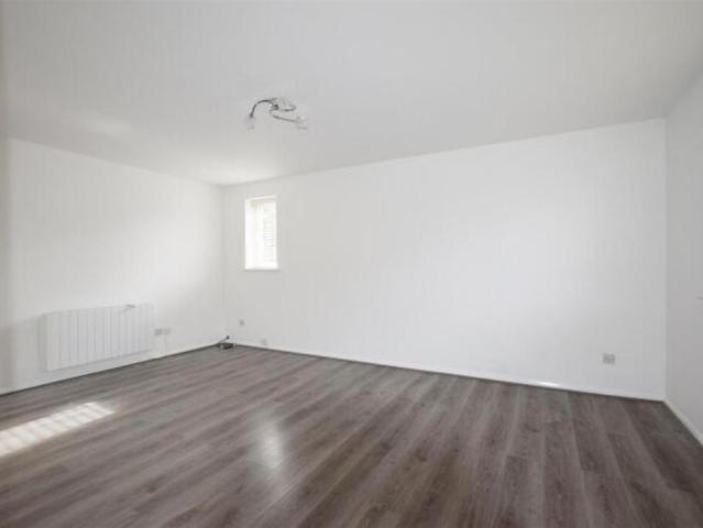 Studio flat for rent in Draycott Close, Cricklewood, London, NW2