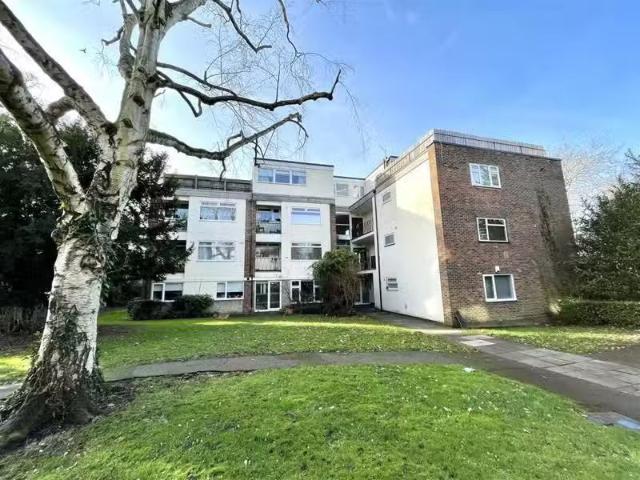 Studio flat for rent in Dunraven Drive, Enfield, EN2