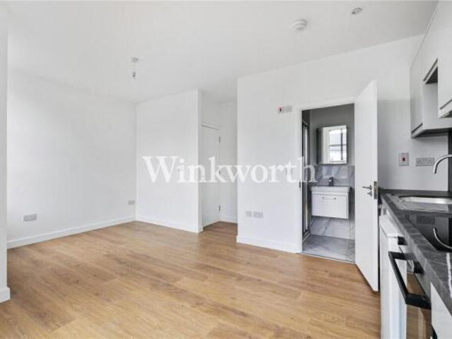 Studio flat for rent in Duckett Road, London, N4