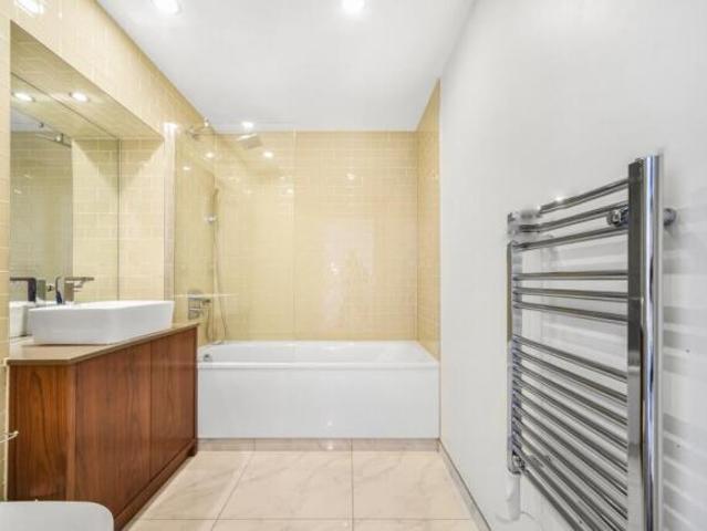 Studio flat for rent in Duckman Tower, 3 Lincoln Plaza, Canary Wharf, London, E14