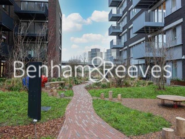 Studio flat for rent in Dulke House, Goodluck Hope Walk, Tower Hamlets, London, E14