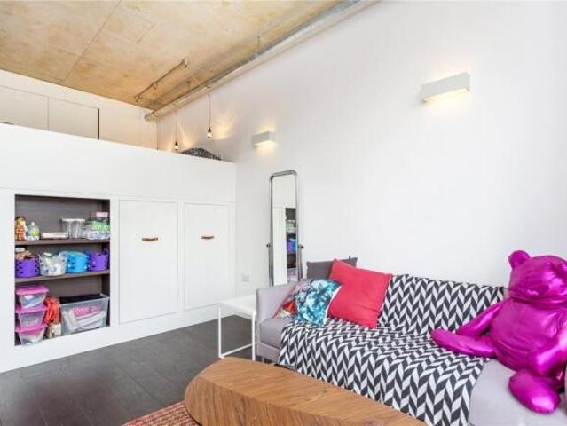 Studio flat for rent in Durnsford Road, London, SW19