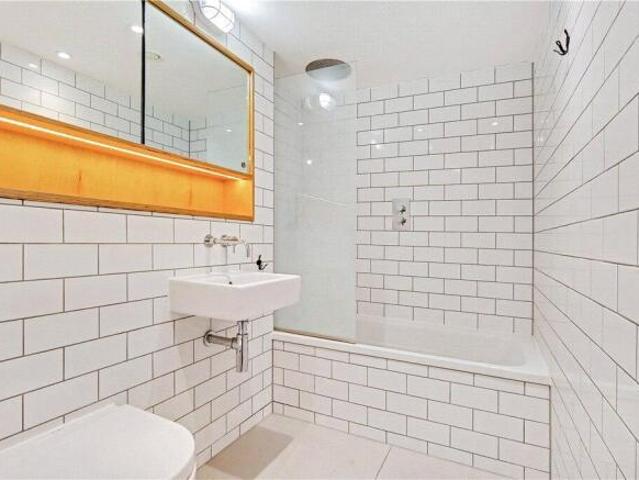 Studio flat for rent in Durnsford Road, London, SW19