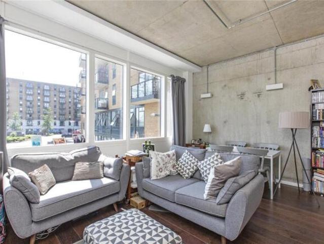 Studio flat for rent in Durnsford Road, London, SW19
