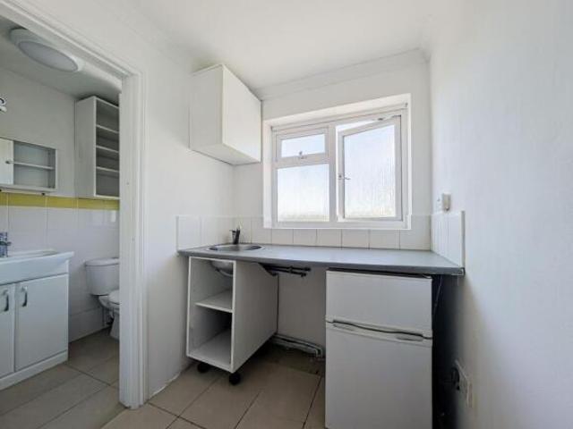Studio flat for rent in Durnsford Road, London, SW19