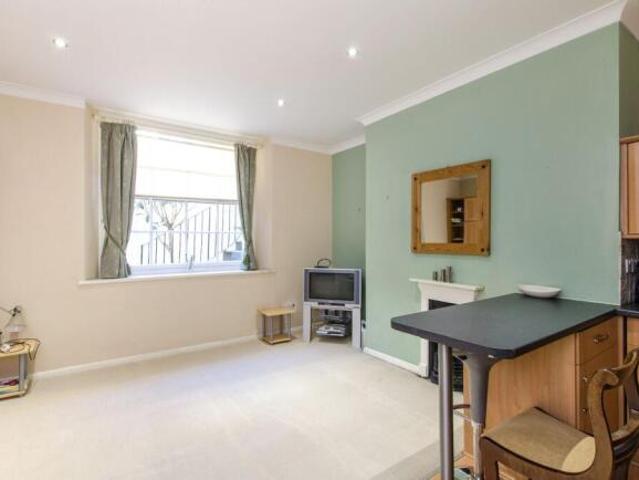 Studio flat for rent in Eccleston Square, Pimlico, London, SW1V