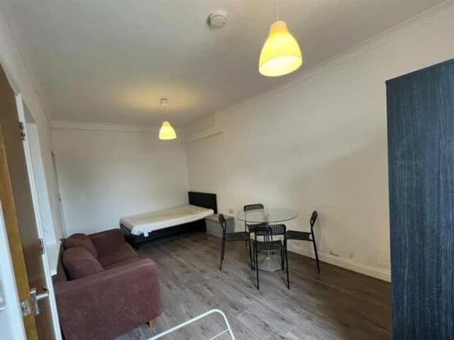 Studio Flat For Rent In Ealing, London