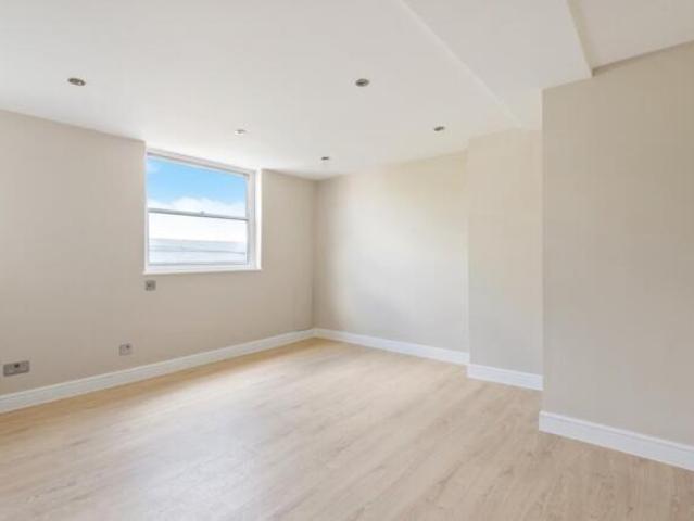 Studio flat for rent in Earls Court Road, Earls Court, London, W8