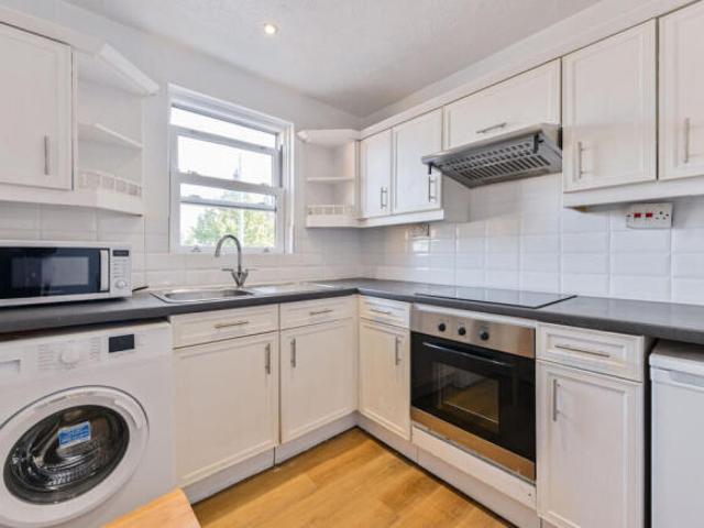 Studio flat for rent in East Hill, Wandsworth Town, London, SW18