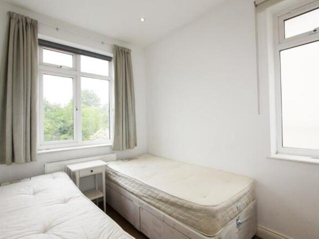 Studio flat for rent in Eastside Road, London, NW11