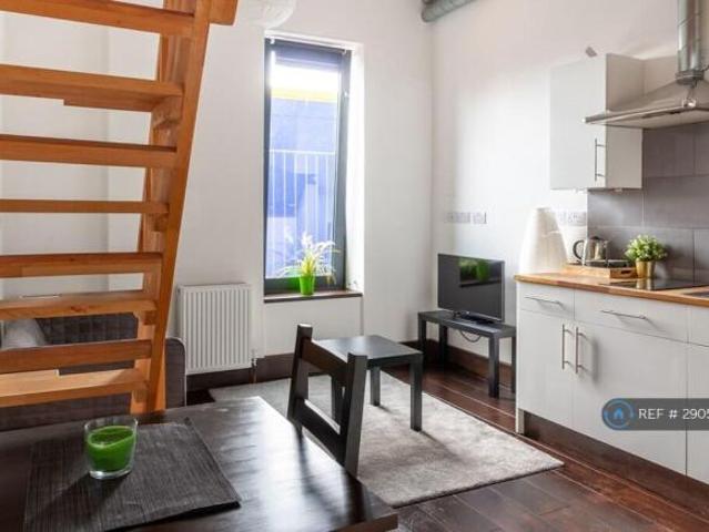 Studio flat for rent in Edgware Road, London, NW2