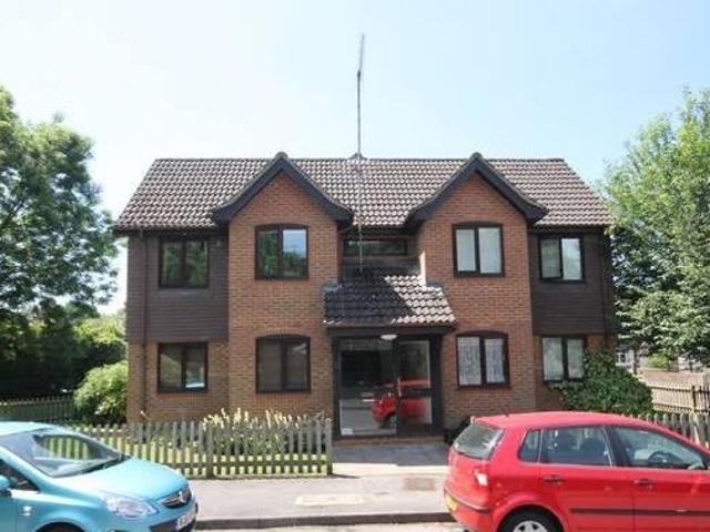 Studio flat for rent in Elmer Mews Fetcham KT22