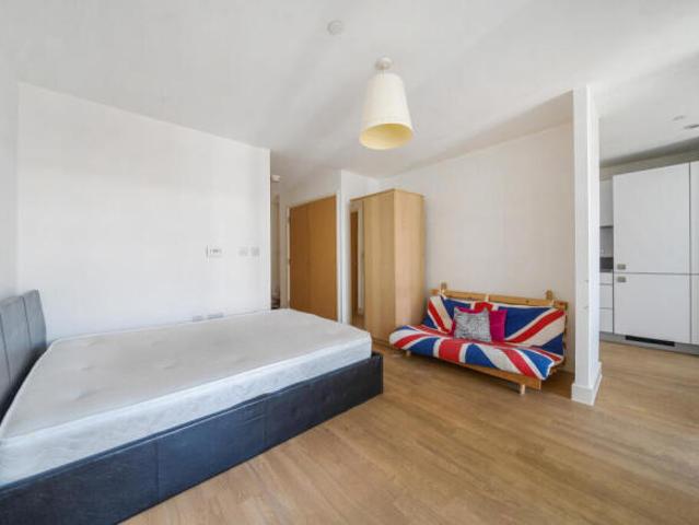 Studio flat for rent in Elmira Street, Lewisham, London, SE13