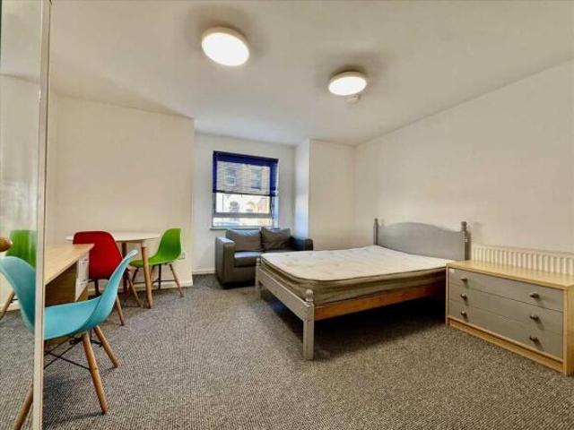 Studio flat for rent in Emmanuel House, PL1