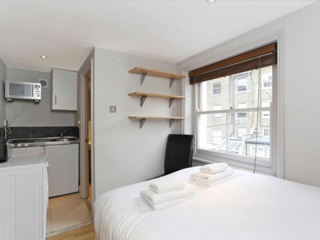 Studio flat for rent in Emperors Gate, London, SW7 4HJ, SW7