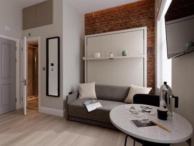 Studio flat for rent in Emperors Gate, London, SW7
