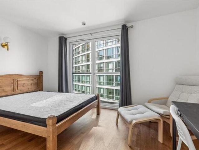 Studio flat for rent in Fairmont Avenue, London, E14