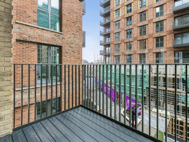 Studio flat for rent in Fauna Walk, Watford, Hertfordshire, WD24