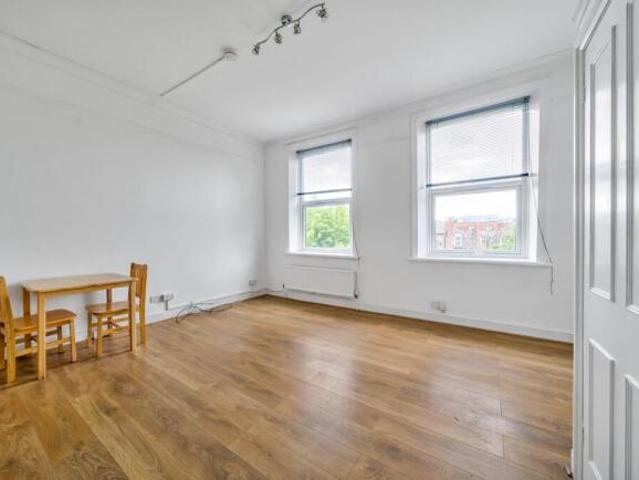 Studio flat for rent in Fawley Road, London, NW6