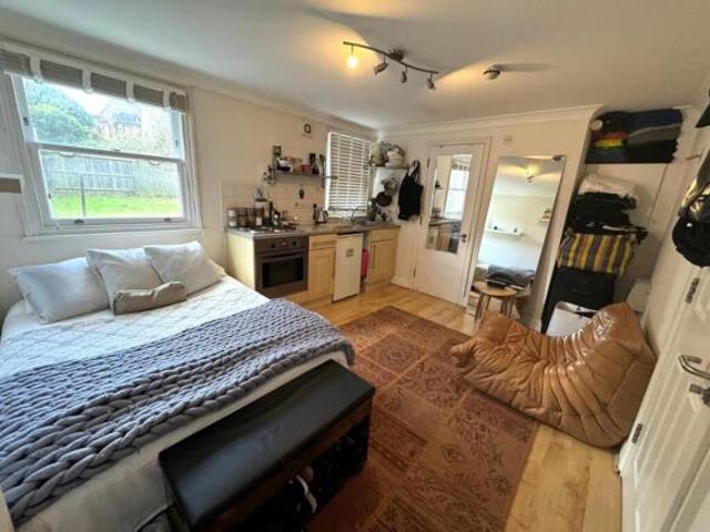 Studio flat for rent in Ferme Park Road, Crouch End, London, N8