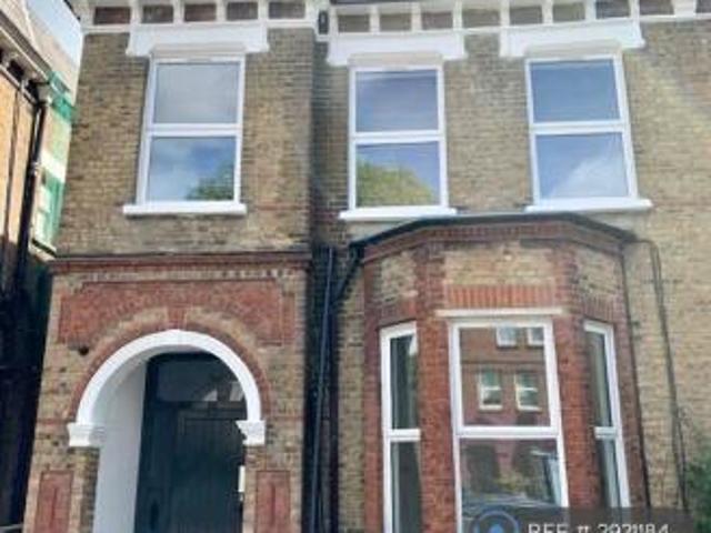 Studio flat for rent in Ferme Park Road, London, N4