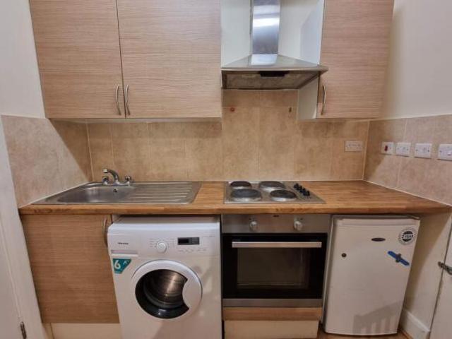 Studio flat for rent in Finchley Road, London, NW11