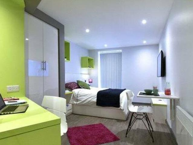 Studio flat for rent in Firth Street Huddersfield West Yorkshire HD1