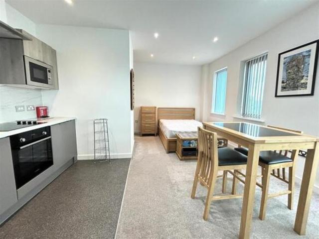 Studio flat for rent in Foss Islands Road, York, YO31