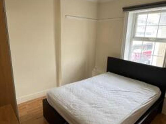 Studio flat for rent in Flat B1 85 Hammersmith Road, London, W14
