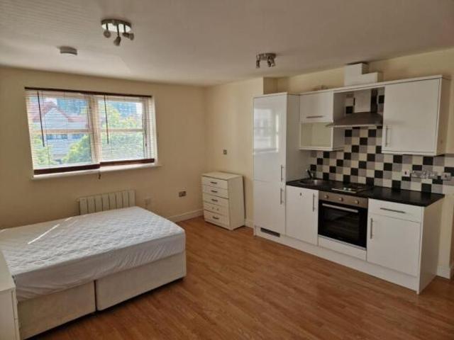Studio flat for rent in Flat, Park Street, Luton, LU1