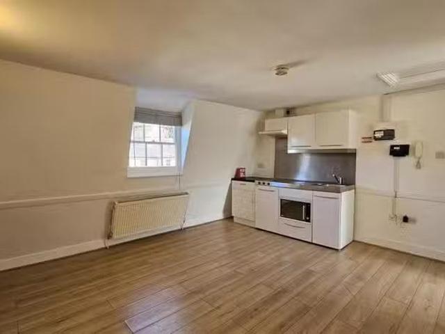 Studio flat for rent in Flat 10, 26 Newmarket Road, Cambridge.
