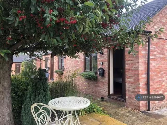 Studio flat for rent in Gatehouse Lodges, Cadeby, Market Boswo.