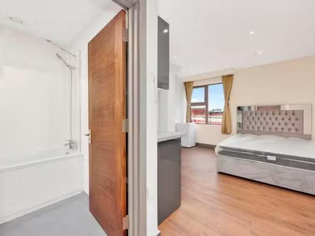 Studio flat for rent in Godino Aparthotel, Ilford, IG1