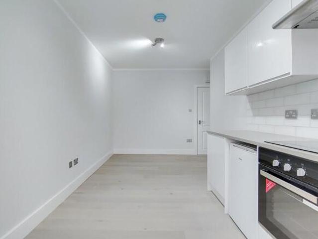 Studio flat for rent in Golders Green Road, London NW11