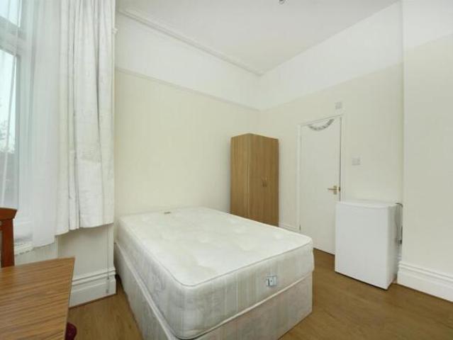 Studio flat for rent in Gordon Road, W5
