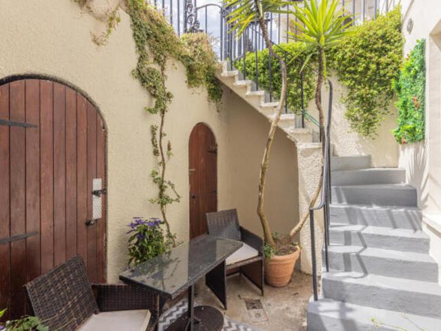 Studio flat for rent in Gloucester Terrace, City Of Westminster, London, W2