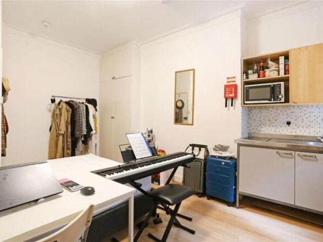 Studio flat for rent in Glendower Place, London, SW7