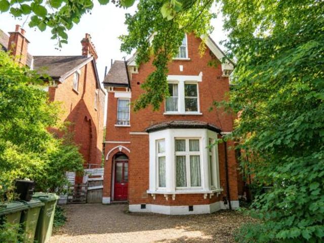 Studio flat for rent in Gleneldon Road, London, SW16