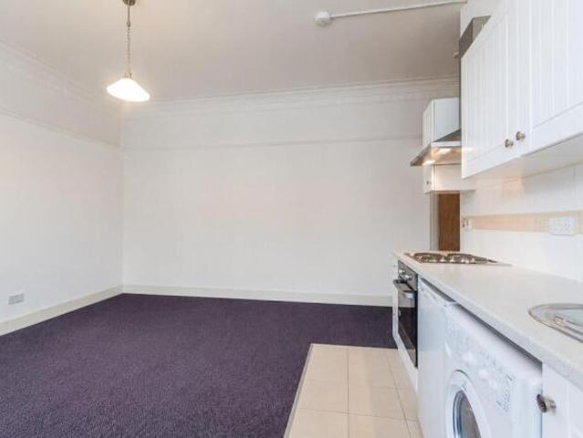 Studio flat for rent in Gleneldon Road, Streatham, SW16 2AY, SW16