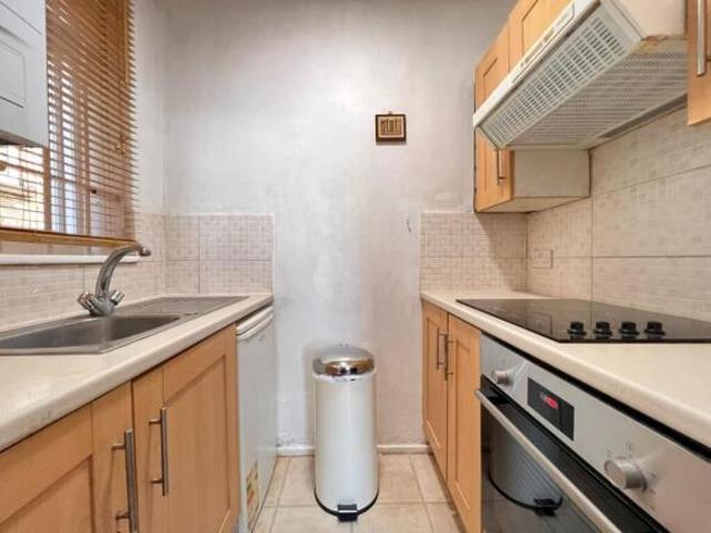 Studio flat for rent in Ground Floor Flat, Woodside Park Road London N12 8RT, N12