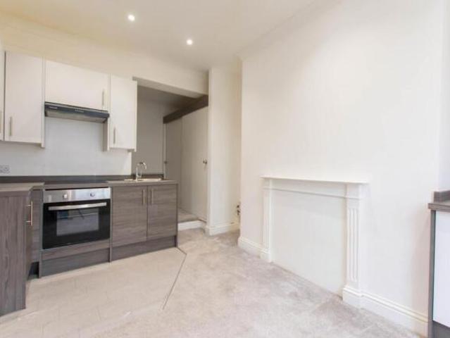 Studio flat for rent in Grosvenor Street, Cheltenham, Gloucestershire, GL52 2SG, GL52
