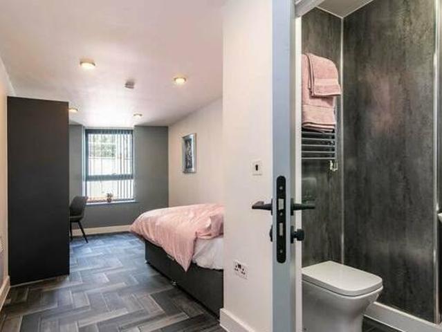 Studio flat for rent in Graduation House High Road NG9