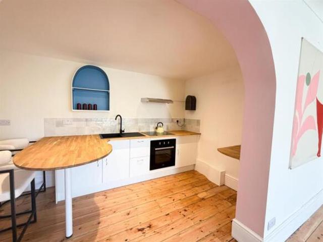 Studio flat for rent in Grange Gardens, Eastbourne, BN20