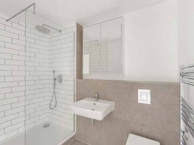 Studio flat for rent in Great West Road, London, TW8
