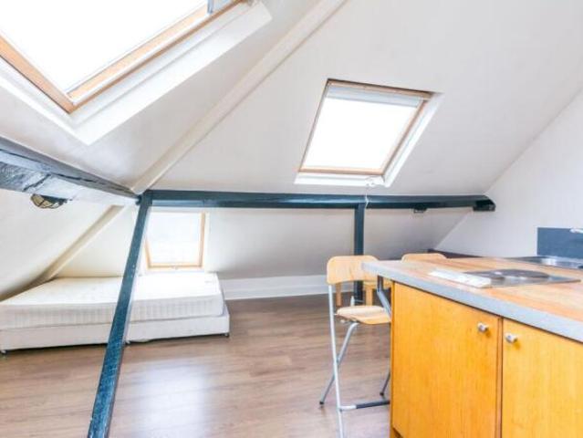 Studio flat for rent in Gunnersbury Gardens, Acton, London, W3