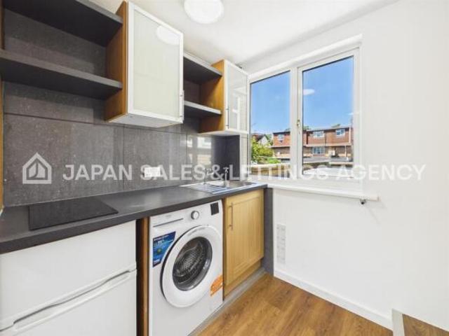 Studio flat for rent in Gunnersbury Lane, Acton, W3