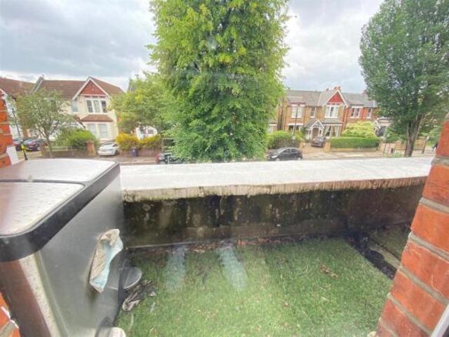 Studio flat for rent in Hamilton Road, Ealing, W5